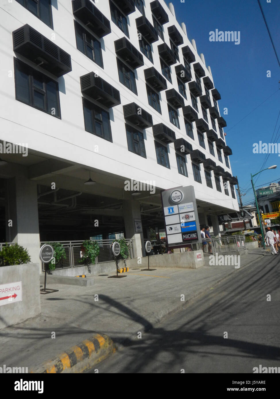 This image shows the Kalayaan Flyover, located along EDSA in Makati ...