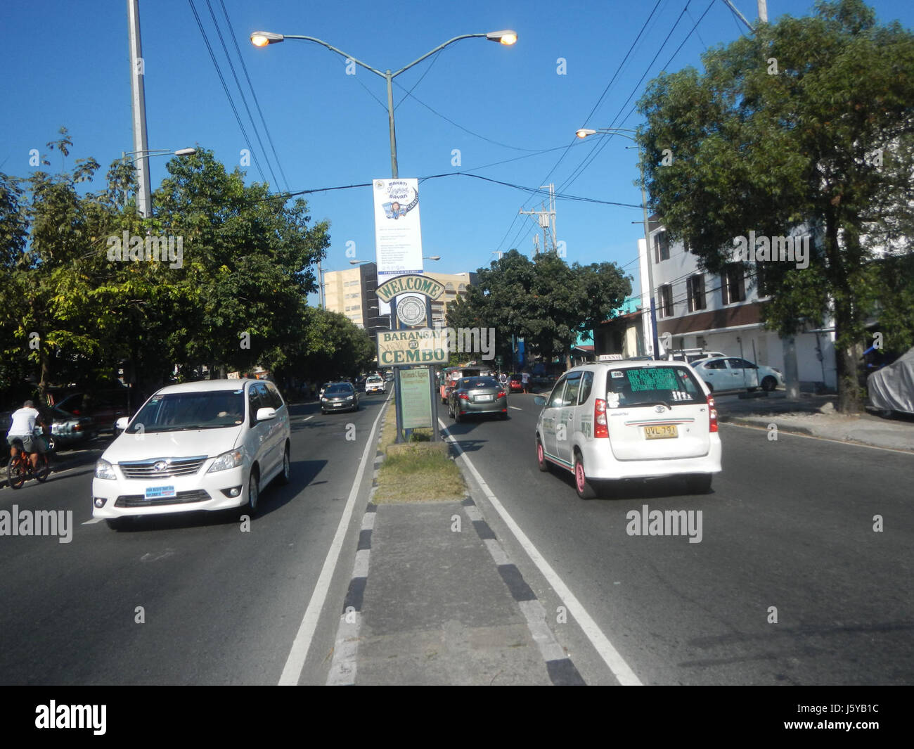 This image depicts the streets of Guadalupe Cembo and Kalayaan Avenue ...