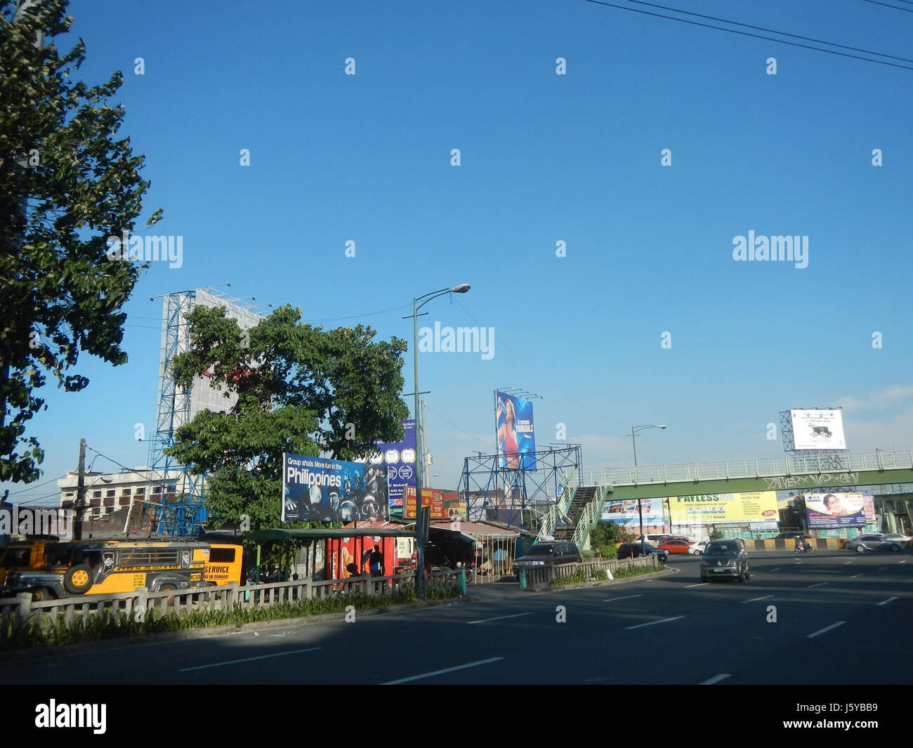 The East Rembo Pedestrian Footbridge in Makati City connects key areas ...