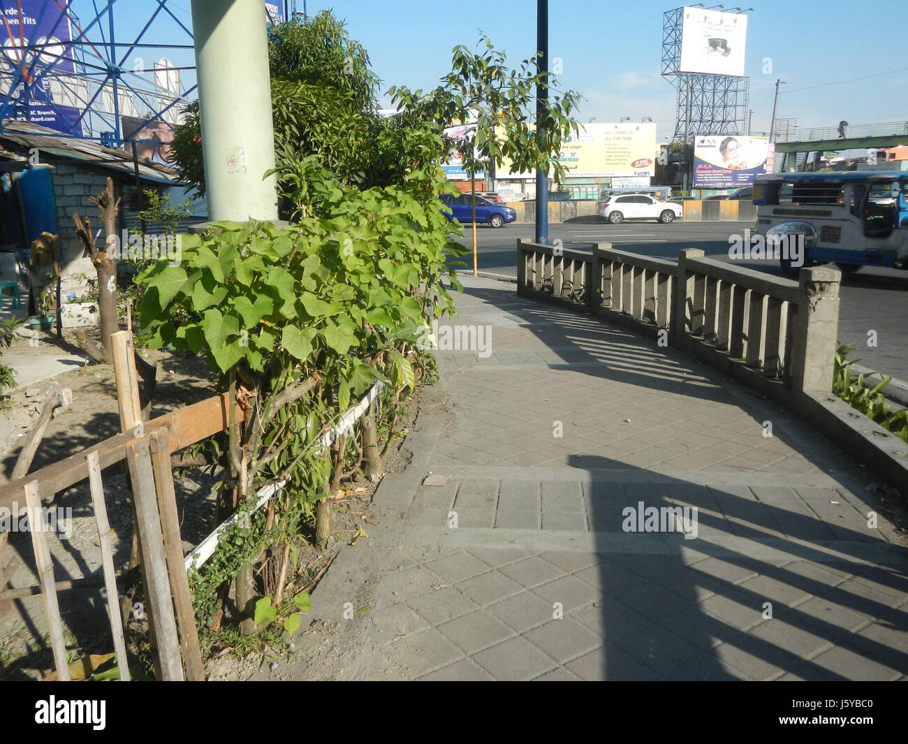 0540 East Rembo Pedestrian Footbridge Kalayaan Avenue C-40 Makati City ...