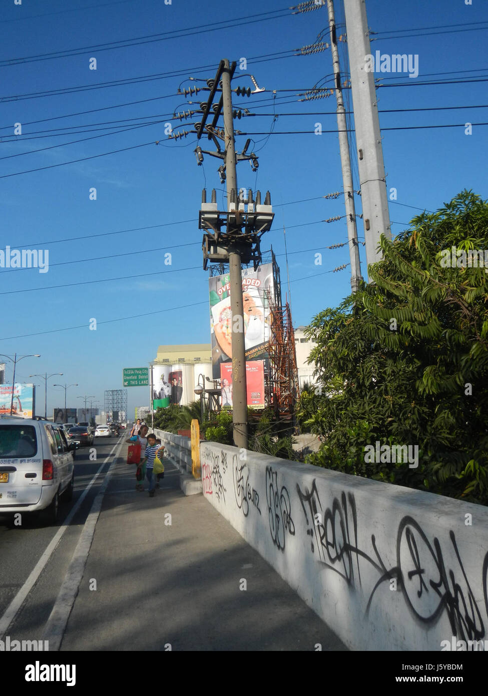 The Circumferential Road 38 and the Makati Bridge in Metro Manila ...