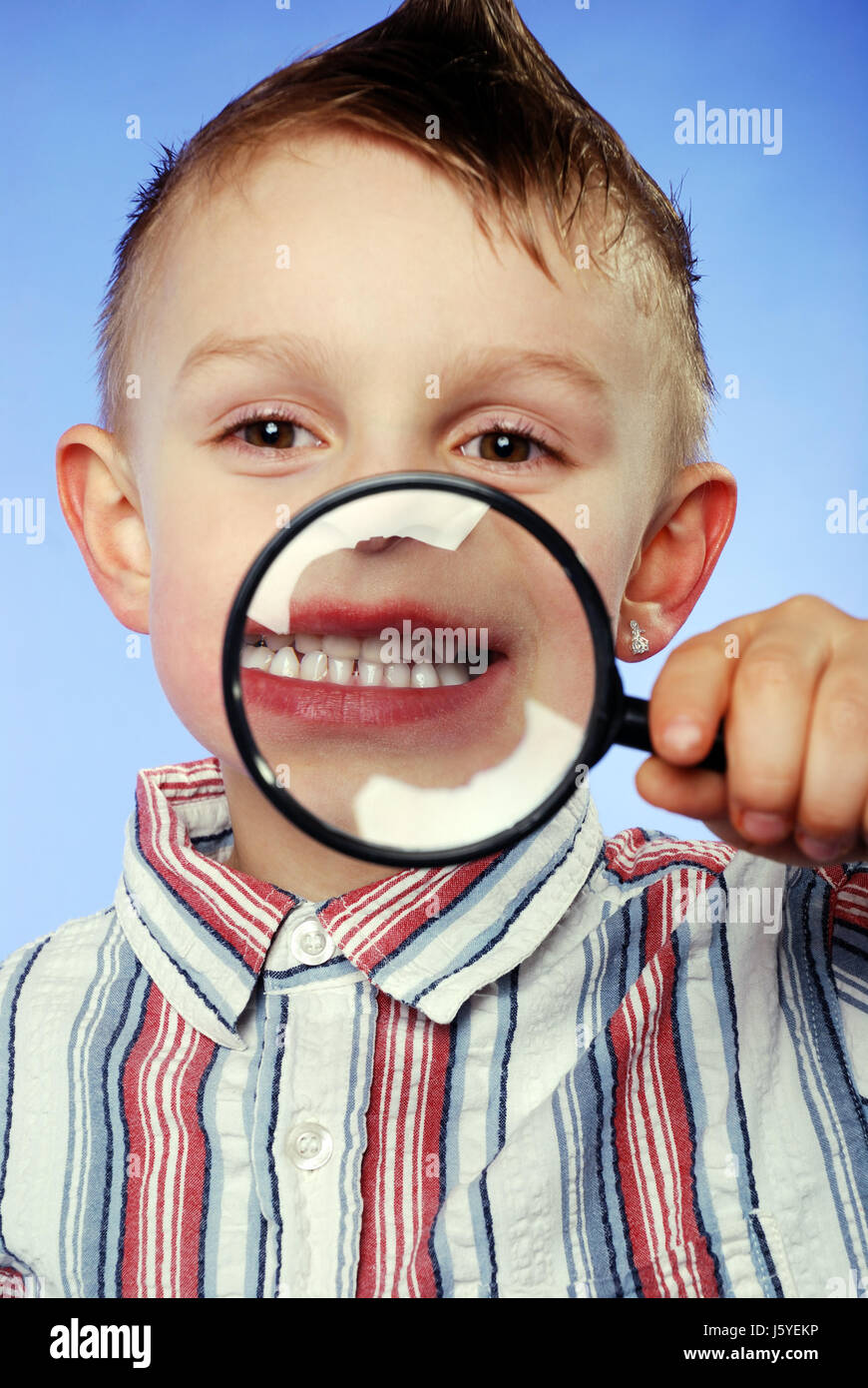 child with magnifying glass Stock Photo - Alamy