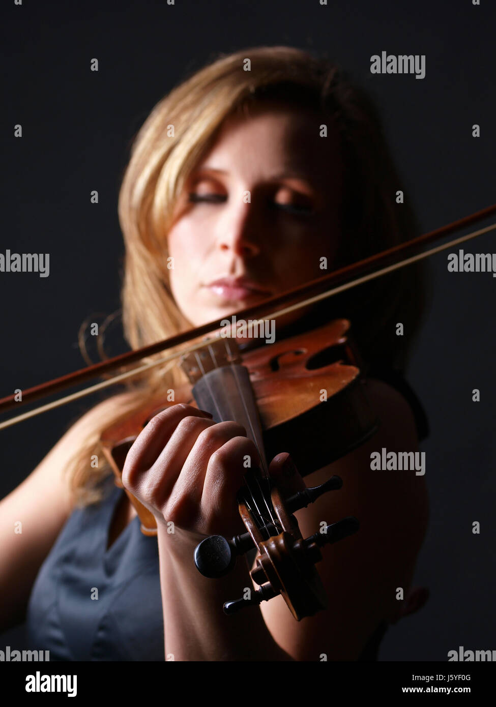The violin player hi-res stock photography and images - Alamy