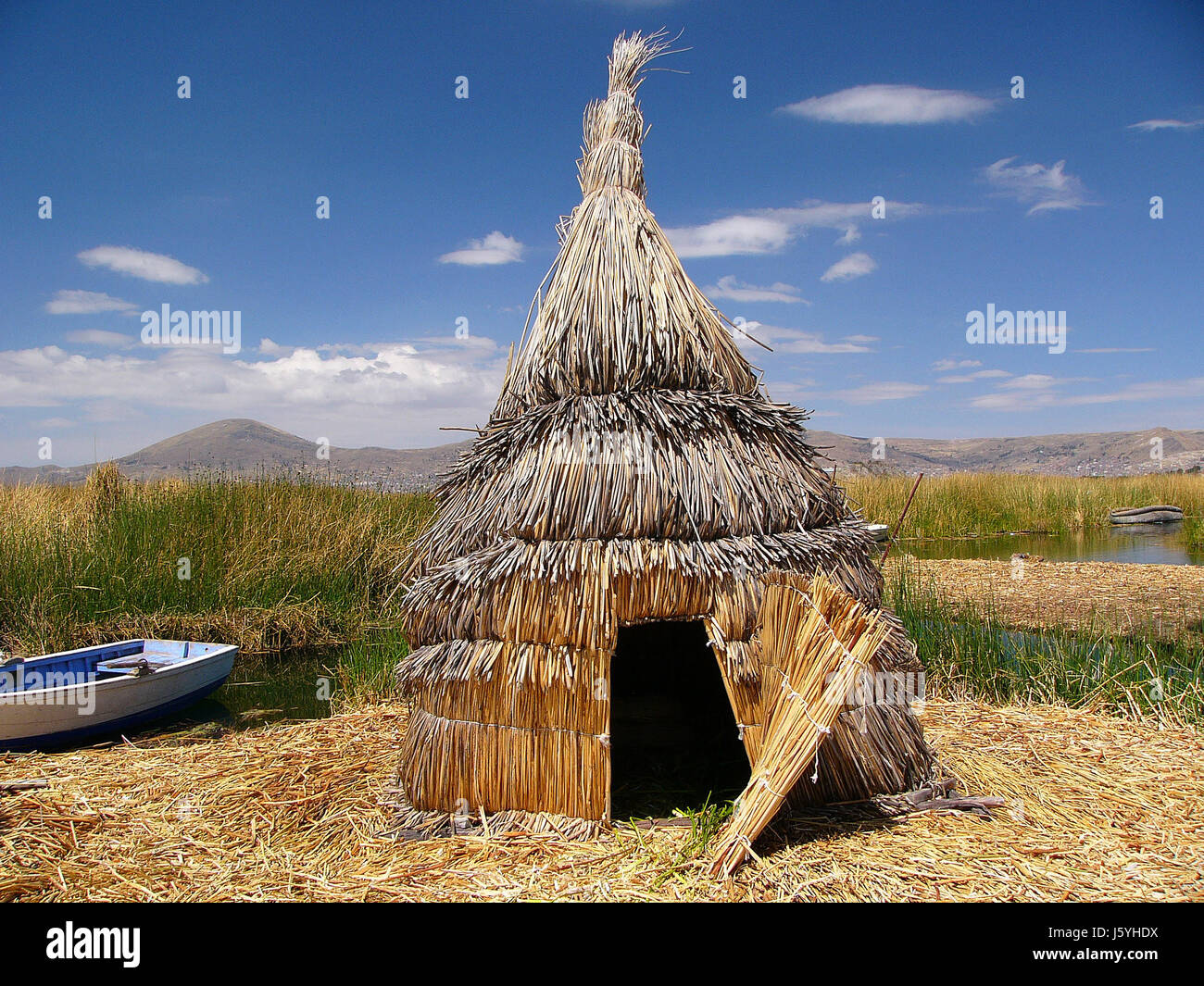titi caca lake reed hut Stock Photo - Alamy