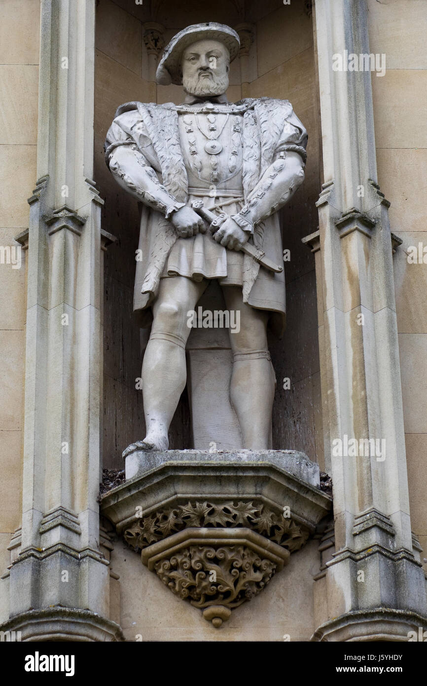 Statue of Henry VIII on the facade of King's College, Cambridge Stock ...