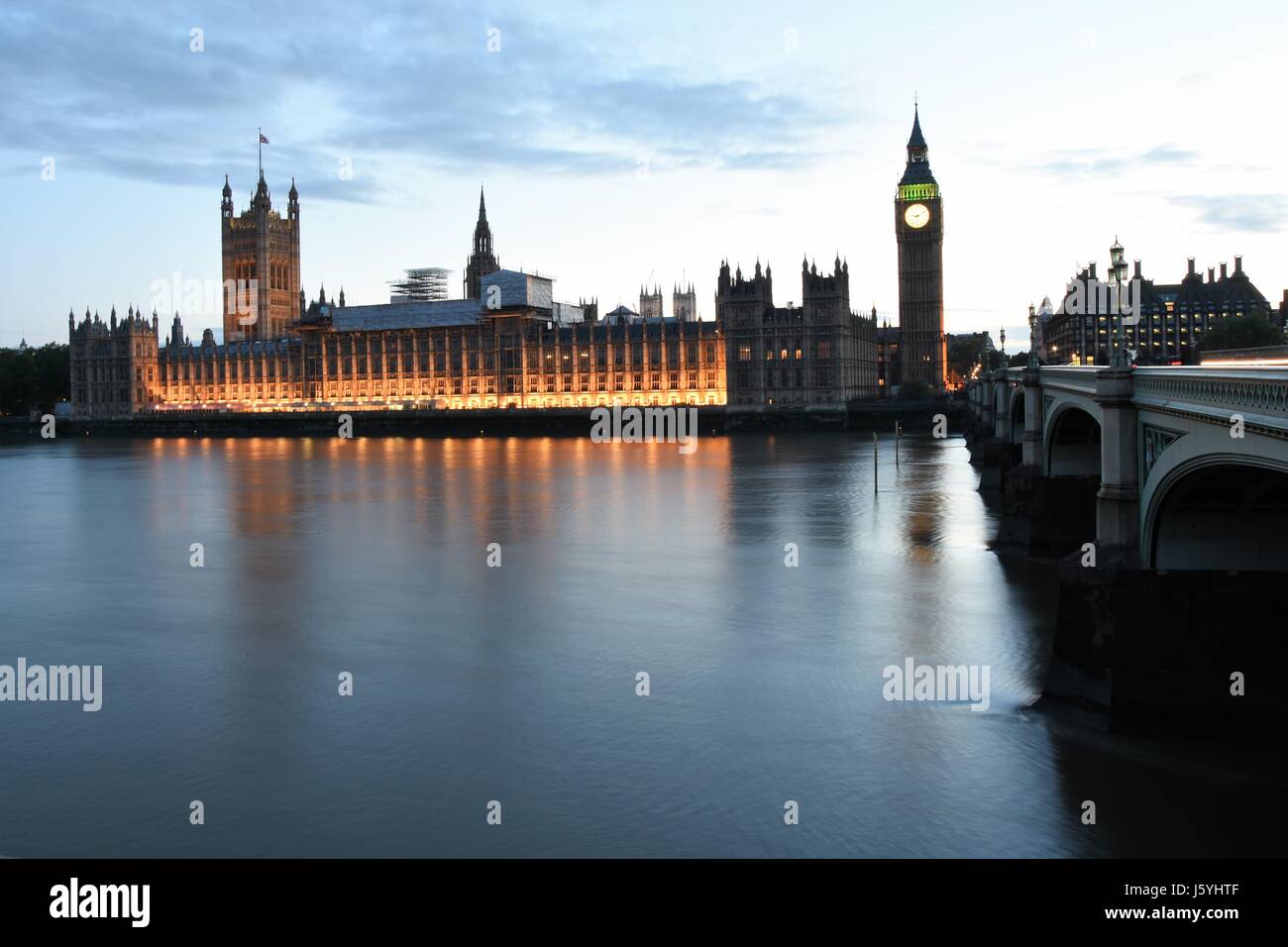 Elizabeth tower / Big Ben overlooking the tames at night Stock Photo ...