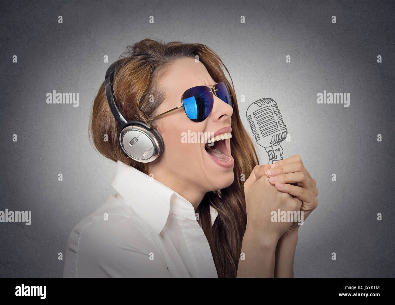 Headshot beautiful happy woman with sunglasses singing with microphone ...