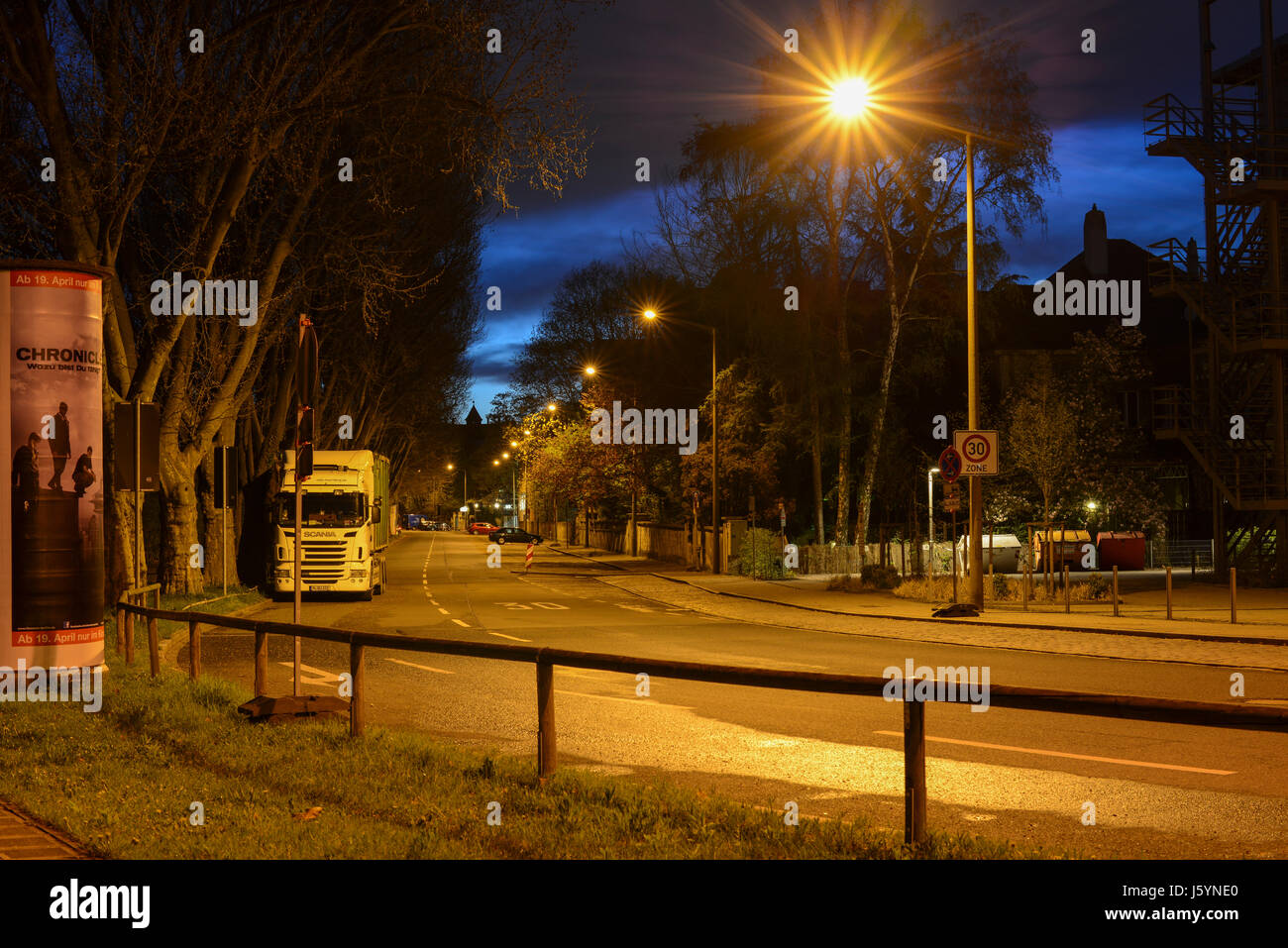 Verkehrszeichen nacht hi-res stock photography and images - Alamy