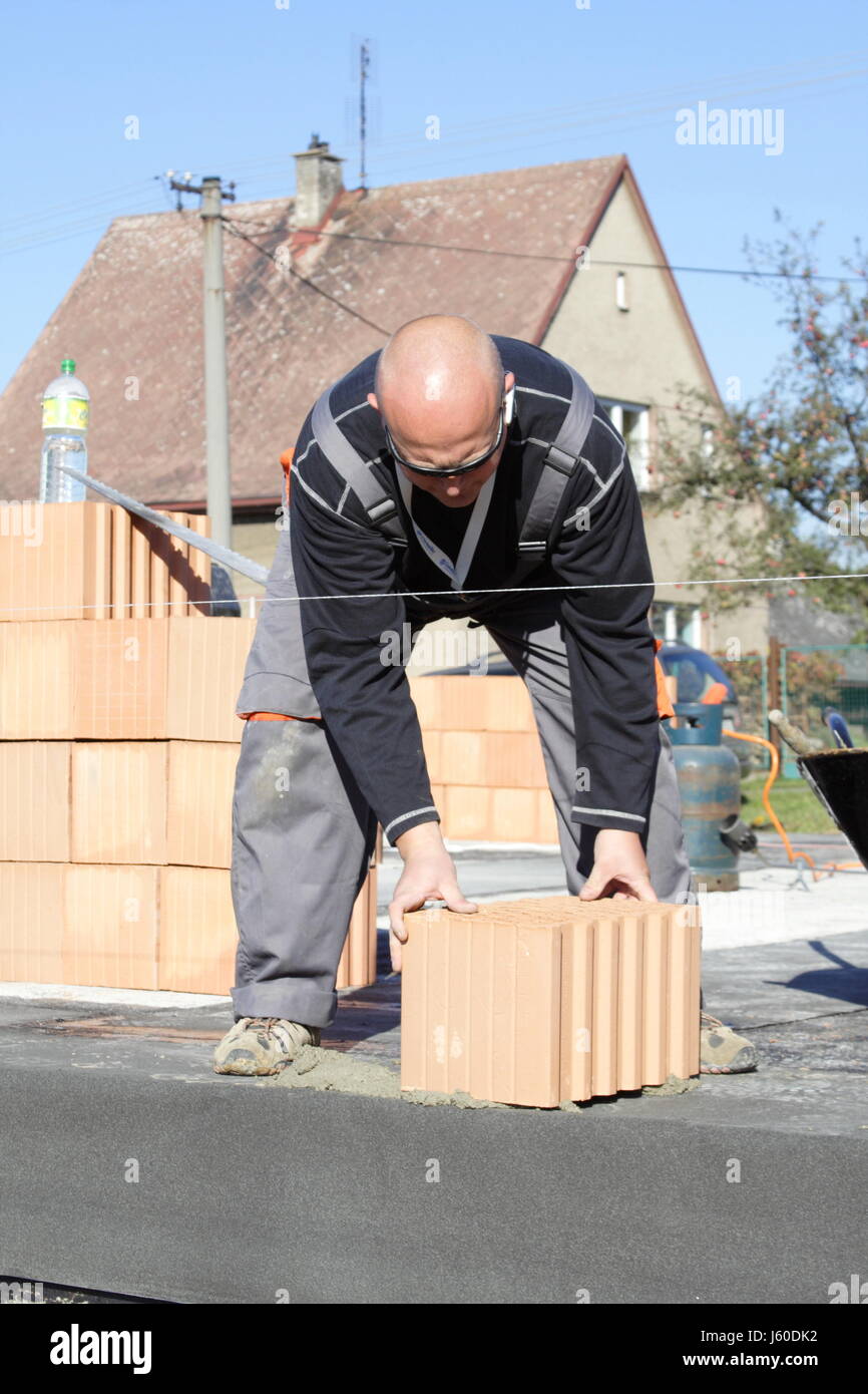 Workers laying brickwork manual work hi-res stock photography and ...