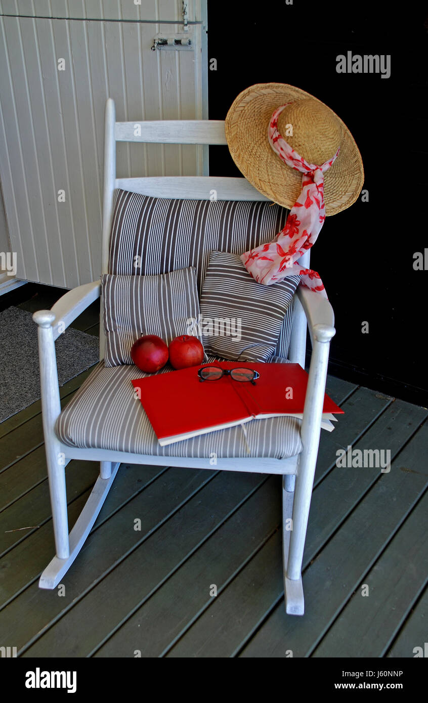 Holzschukelstuhl hi-res stock photography and images - Alamy