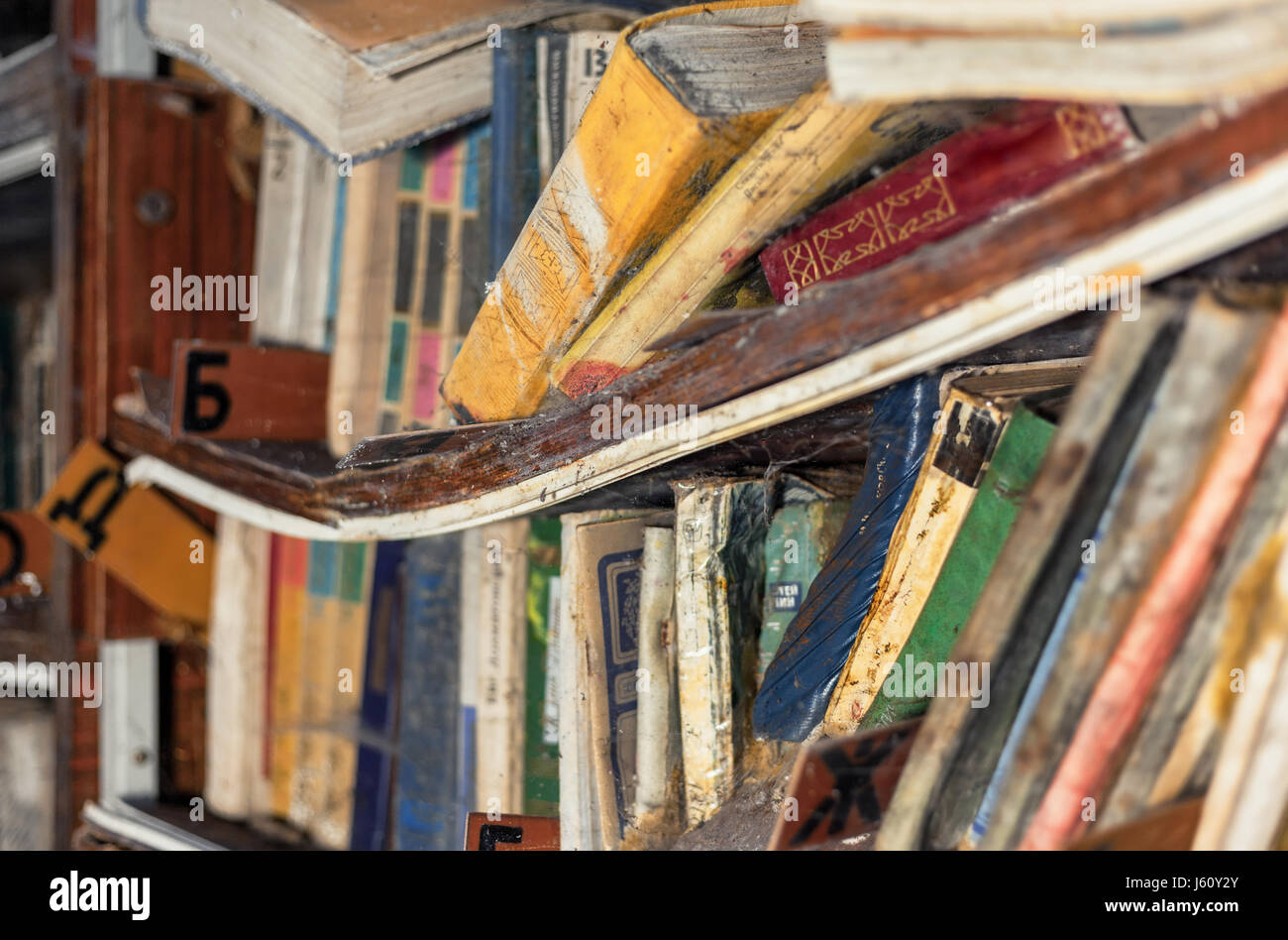Row of books on shelf hi-res stock photography and images - Alamy