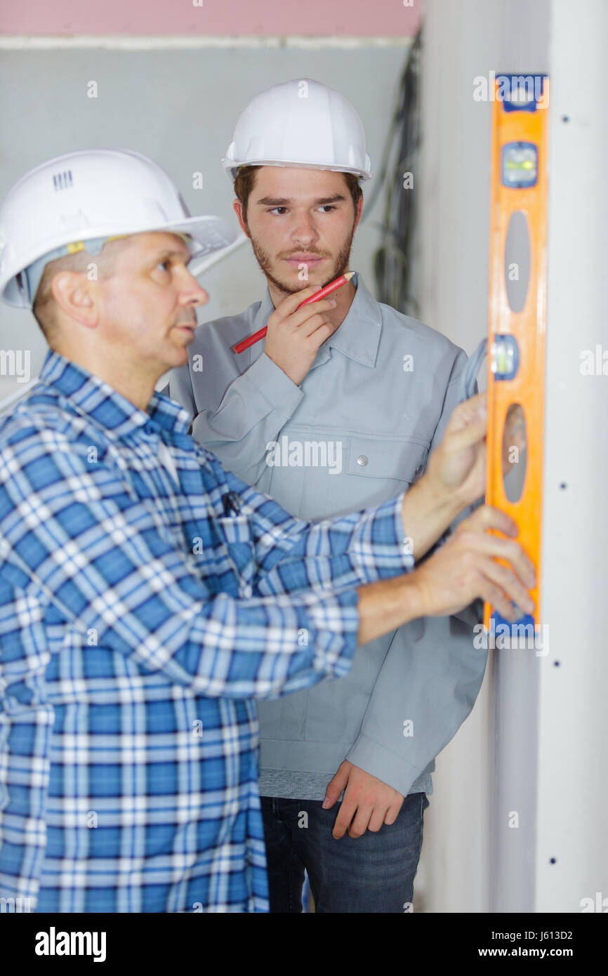 Man using spirit level vertically Stock Photo - Alamy