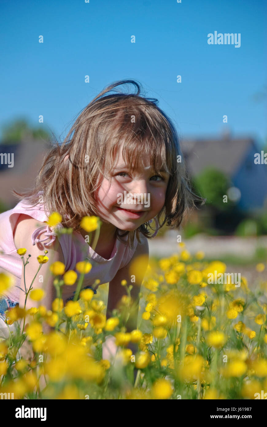 Girls playing yellow flower hi-res stock photography and images - Alamy