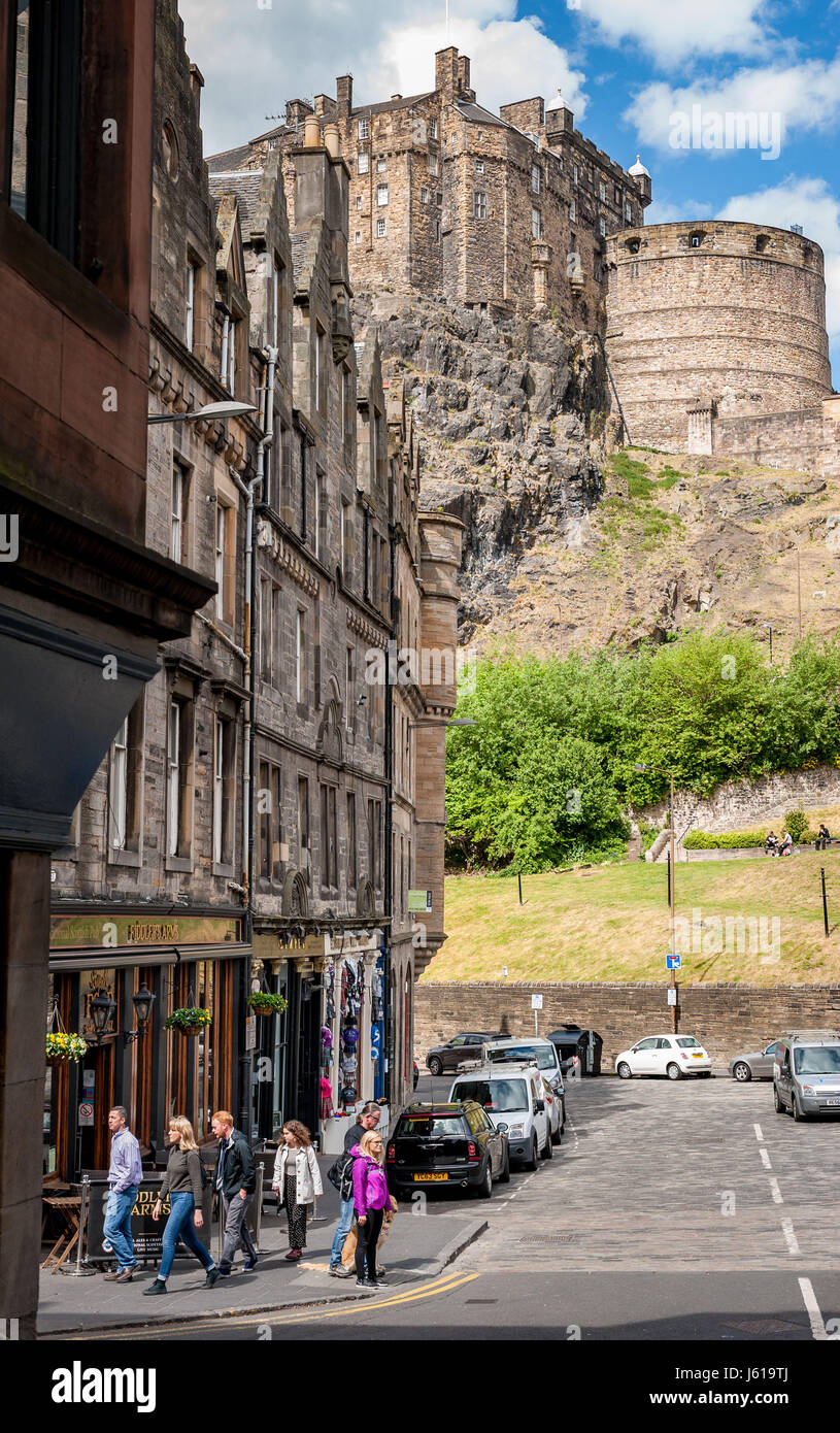 A view to Edinburgh Castle from Vennel Stock Photo - Alamy