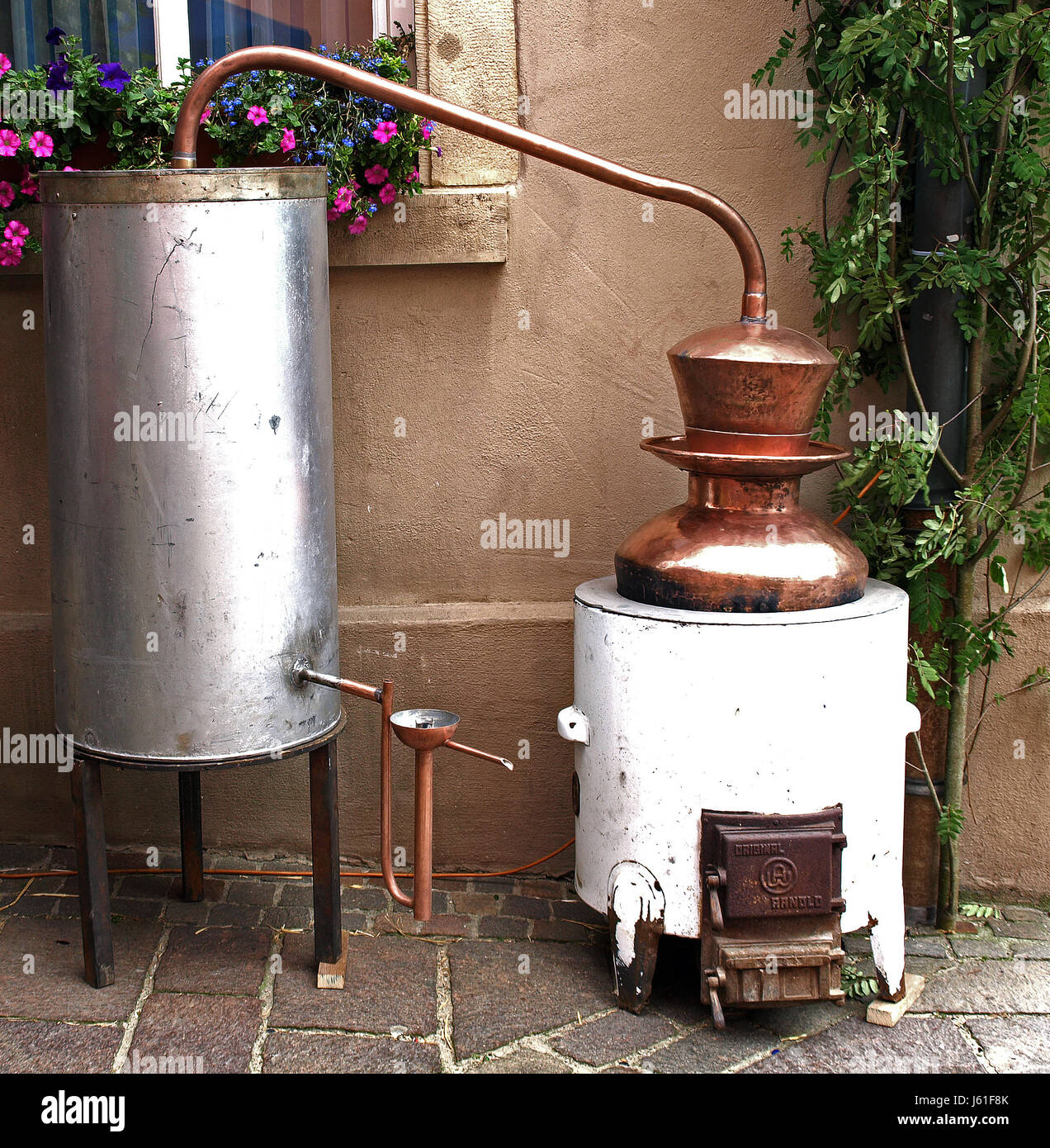 Distillation apparatus hi-res stock photography and images - Alamy