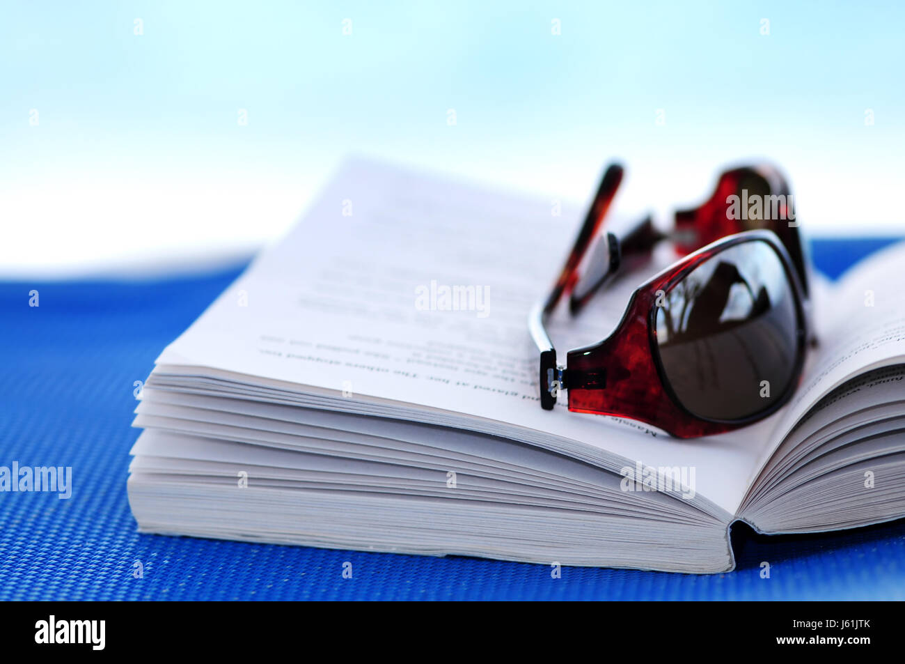 Light shines open book hi-res stock photography and images - Alamy