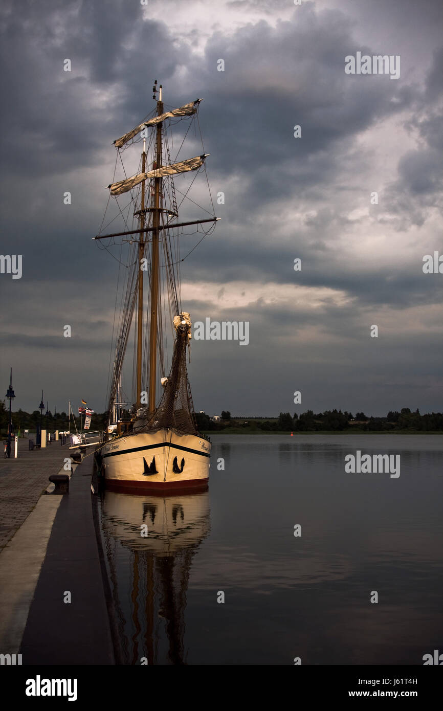 harbor sail mirroring evening light harbours sailing boat sailboat ...