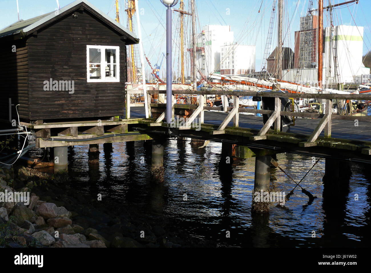 bridge harbor hovel investor harbours dock water walk go going walking ...