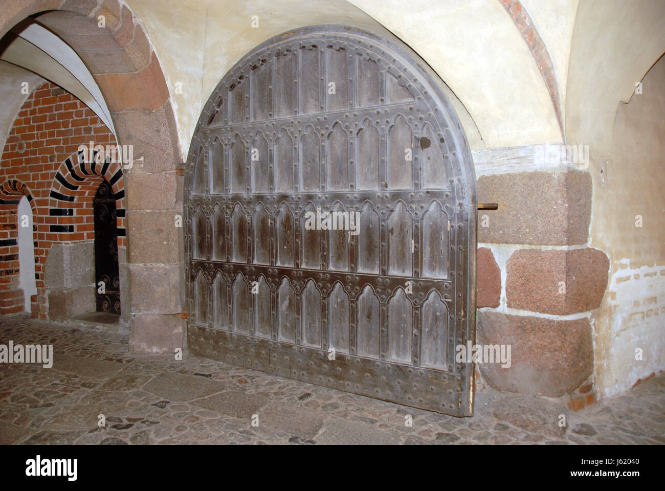 arch entrance door enter exit castle entry chateau monument arch ...