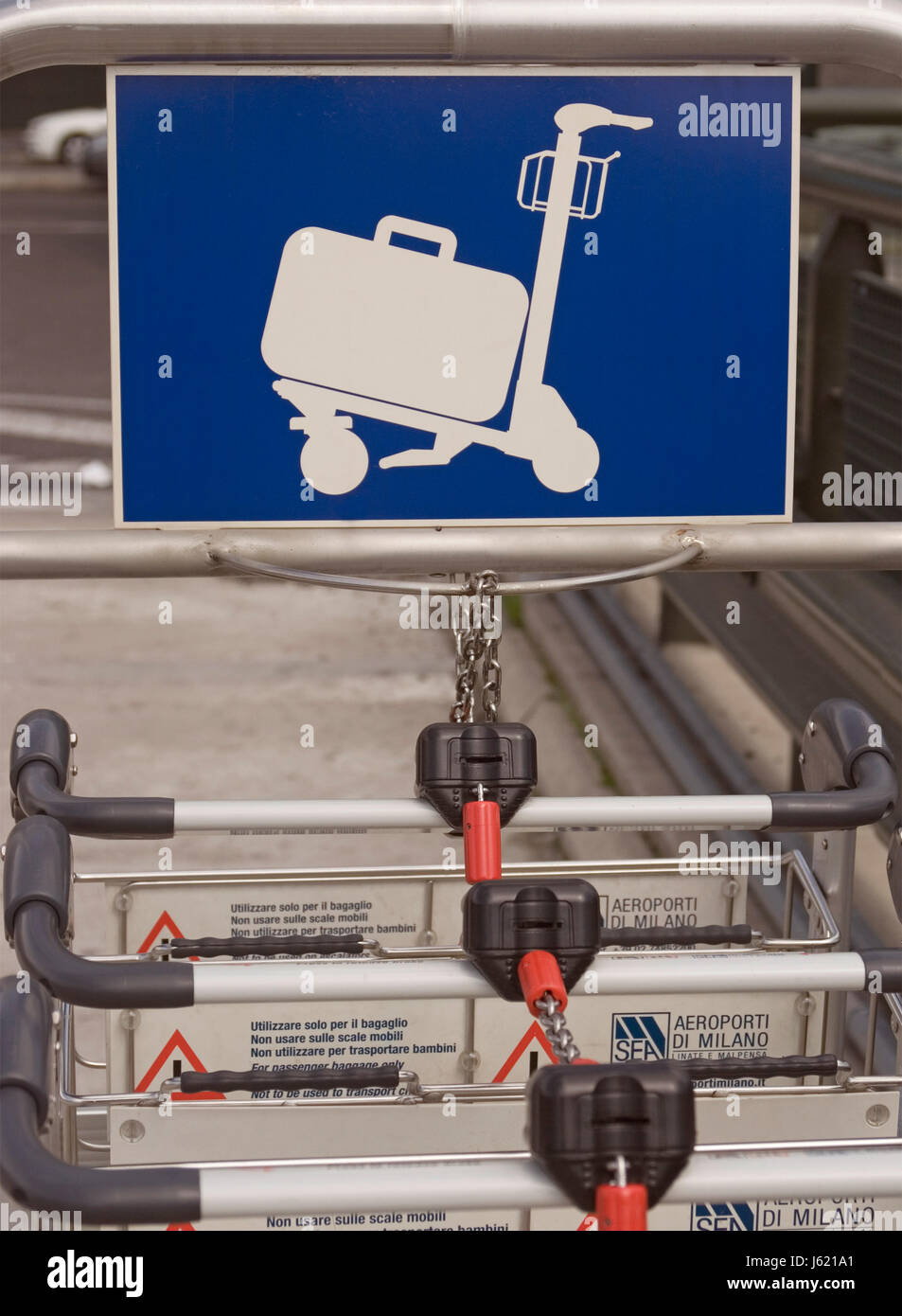 Luggage carts sign hi-res stock photography and images - Alamy