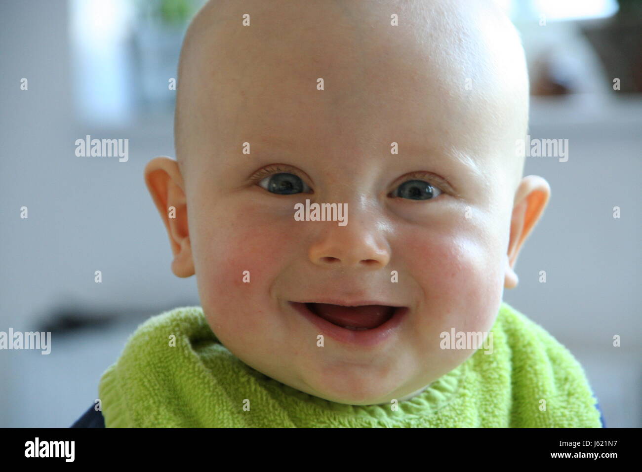laugh laughs laughing twit giggle smile smiling laughter laughingly ...