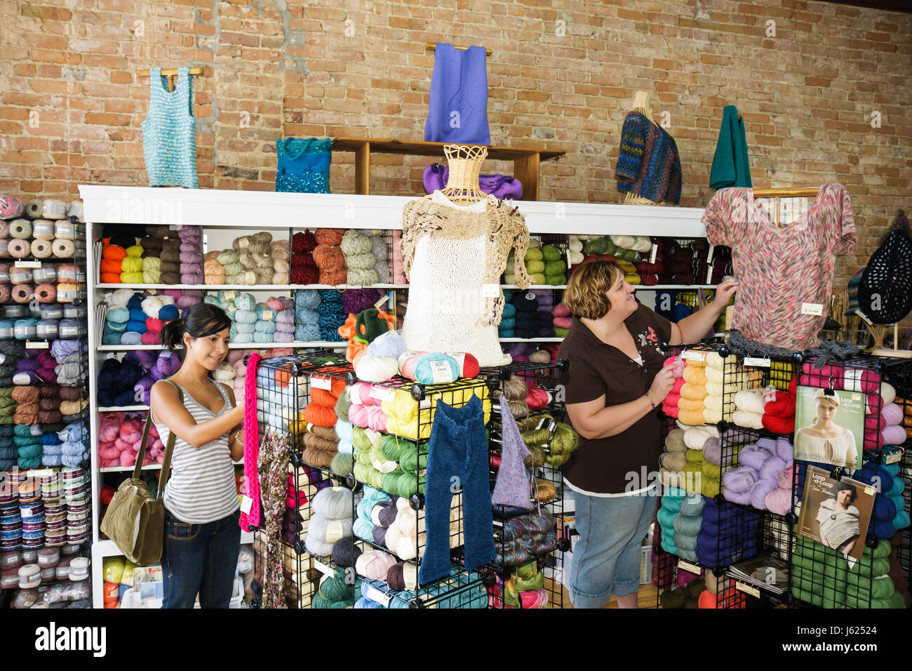 Knitting group hi-res stock photography and images - Alamy