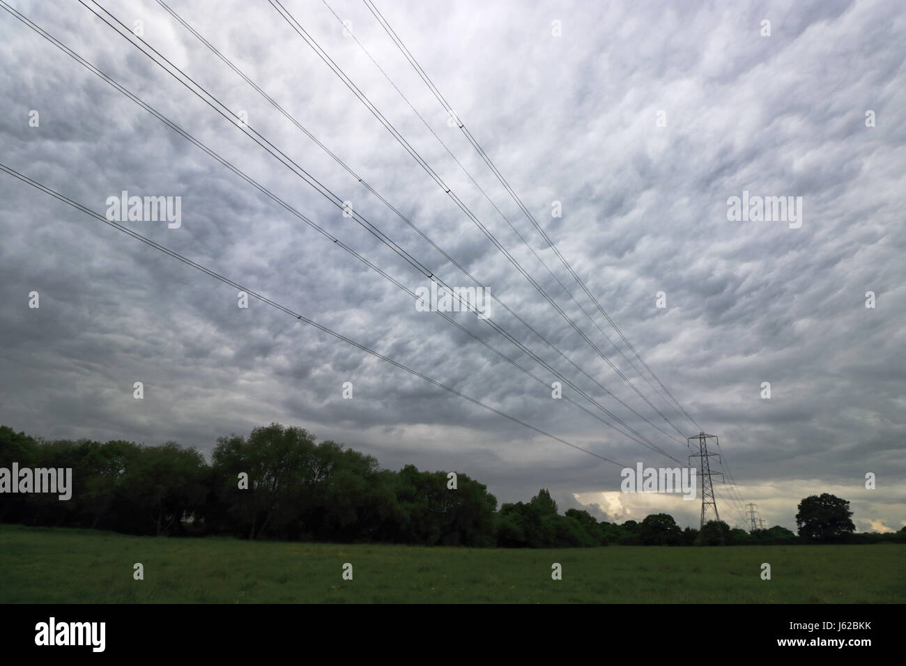 Tolworth, Surrey, UK. 19th May 2017. Unusual mammatus clouds fill the ...