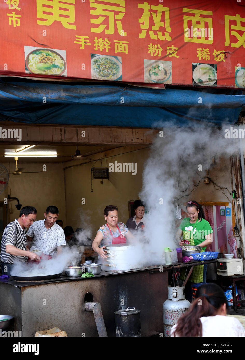 (170519) -- HANZHONG, May 19, 2017 (Xinhua) -- Chefs make the Hanzhong ...
