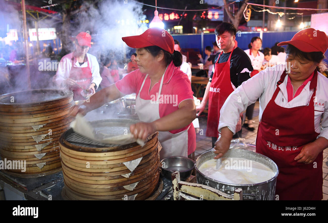 (170519) -- HANZHONG, May 19, 2017 (Xinhua) -- Chefs steam Mianpi to ...