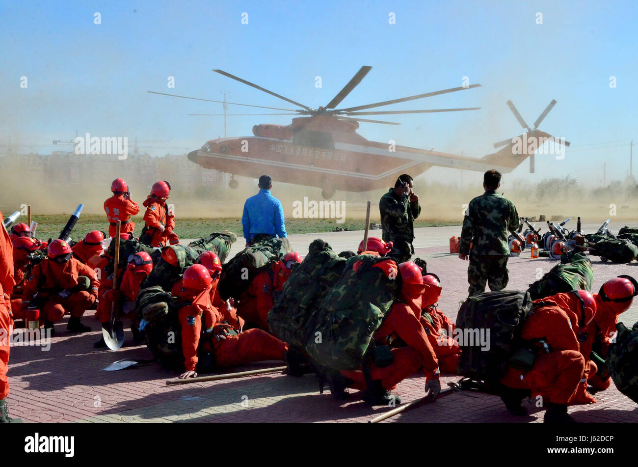 (170519) -- INNER MONGOLIA, May 19, 2017 (Xinhua) -- Fire fighters go ...