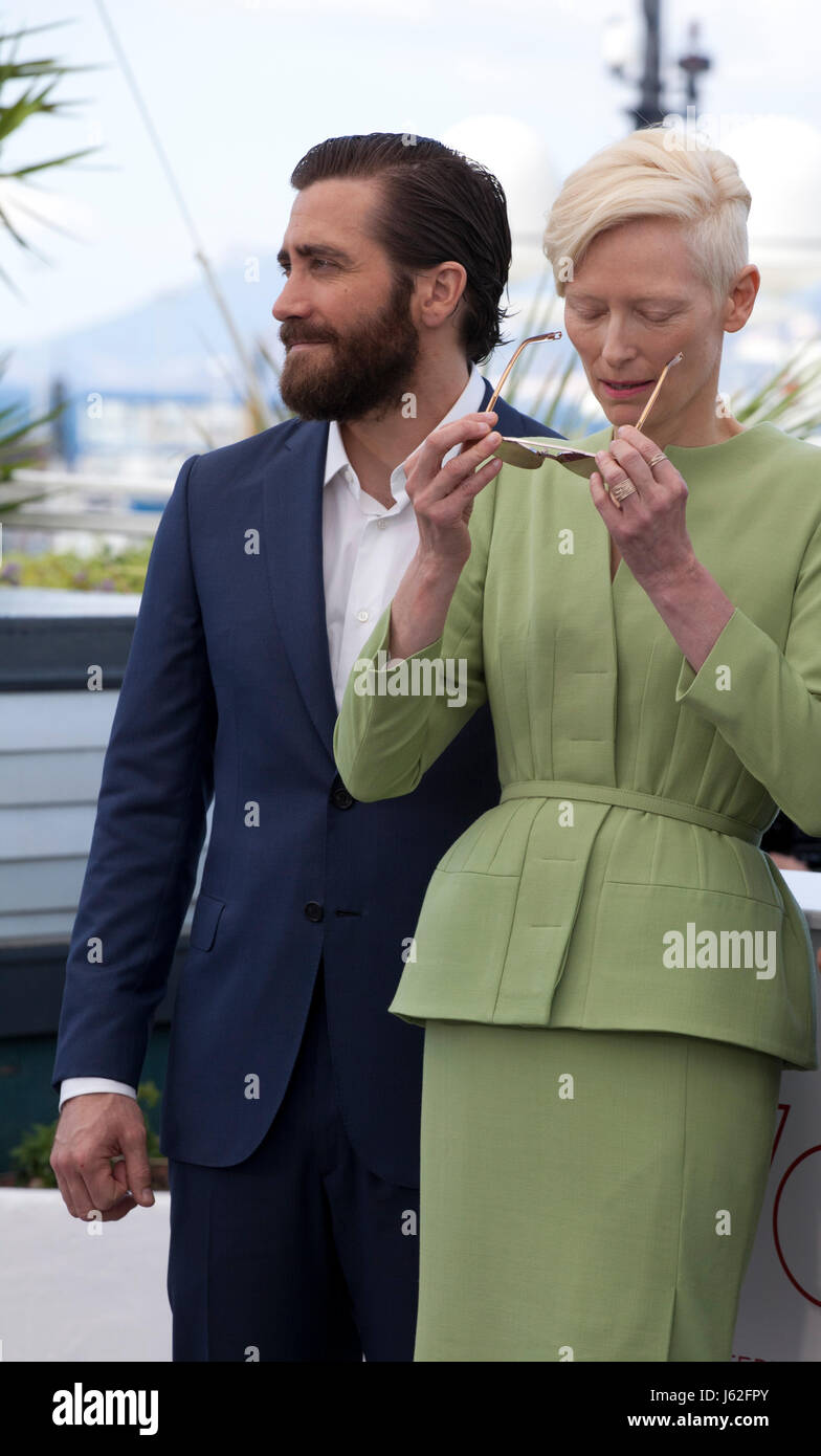 Actress tilda swinton and actor jake gyllenhaal hi-res stock ...