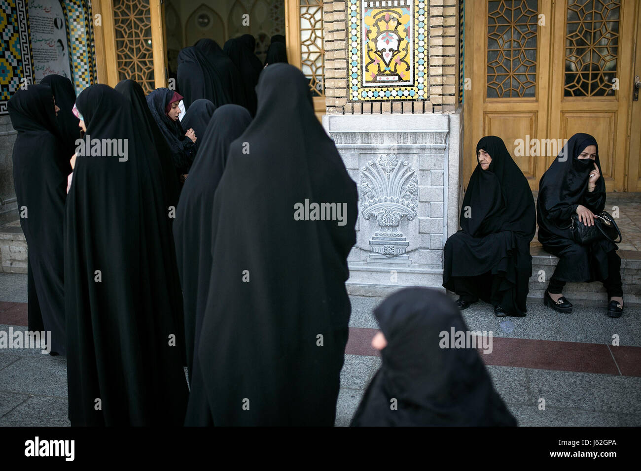 Tehran, Iran. 19th May, 2017. Iranian voters line up as they wait to ...