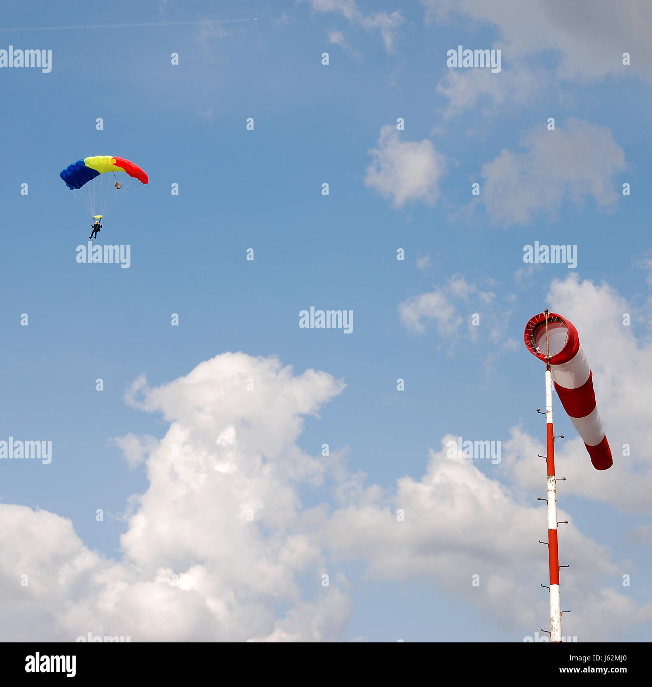 Parachute down hi-res stock photography and images - Alamy