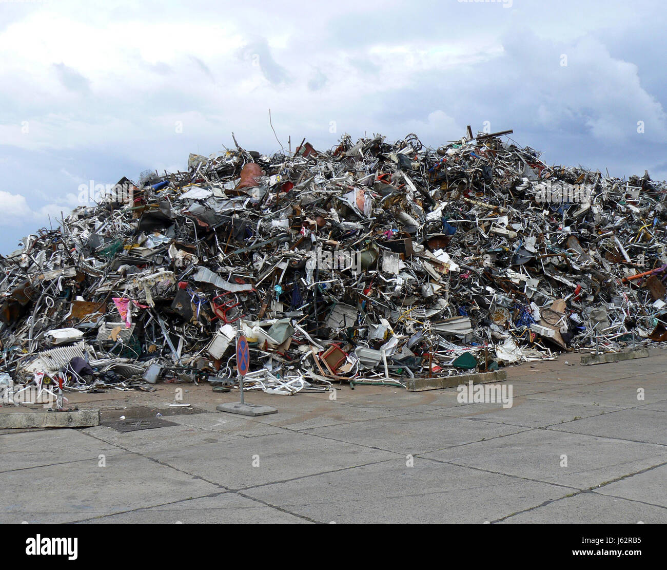 Vast scrap pile hi-res stock photography and images - Alamy