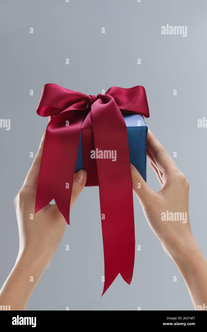 Hand holding a gift box Stock Photo - Alamy