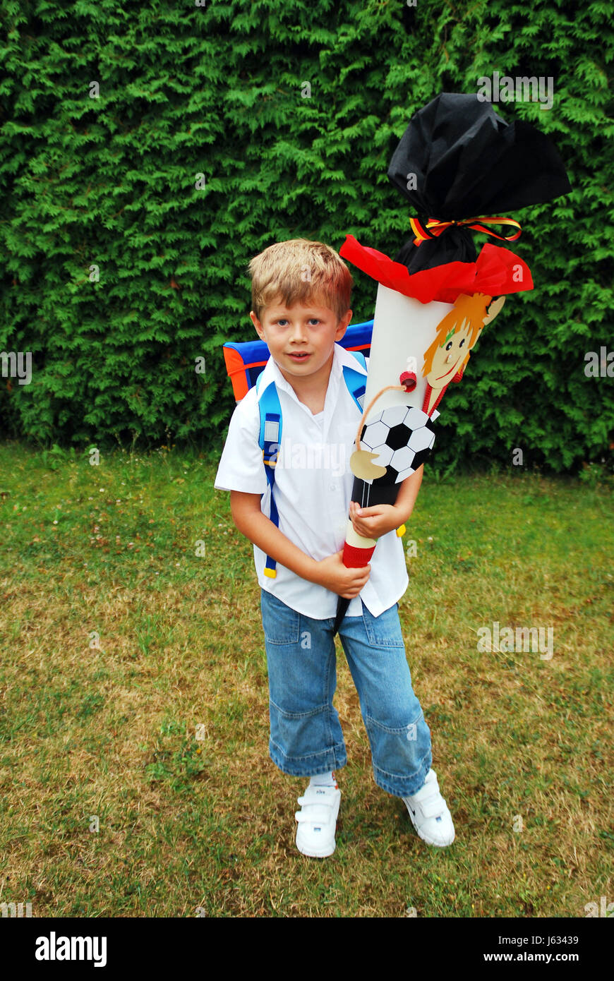 child starting school young younger school start schoolyard enrollment ...