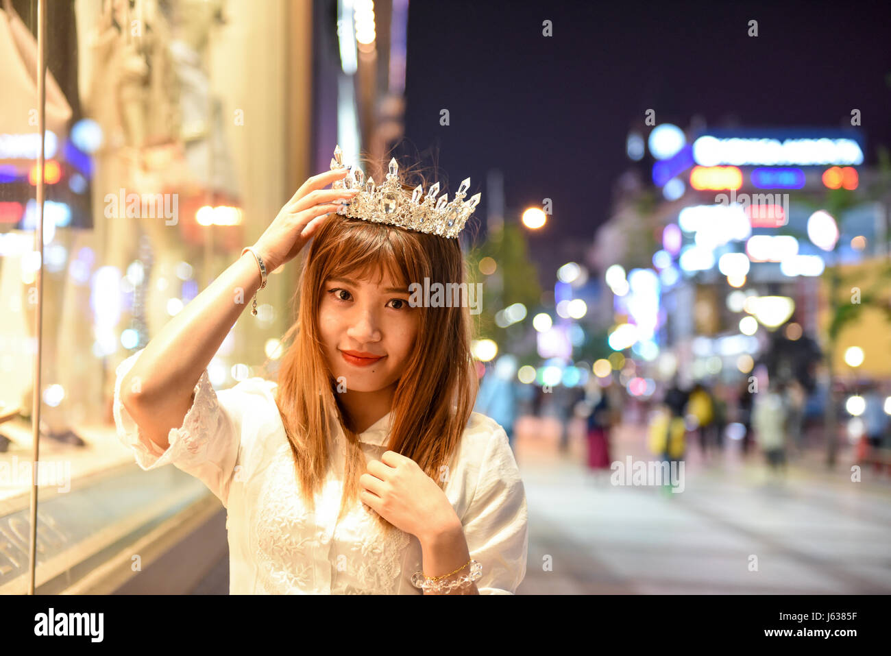 Woman wearing crown hi-res stock photography and images - Alamy