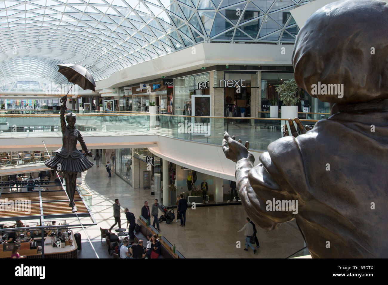 Statue in mall hi-res stock photography and images - Alamy