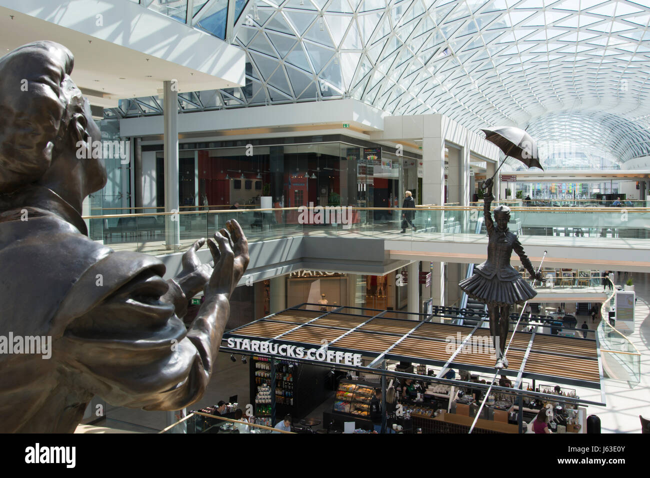 Statue in mall hi-res stock photography and images - Alamy