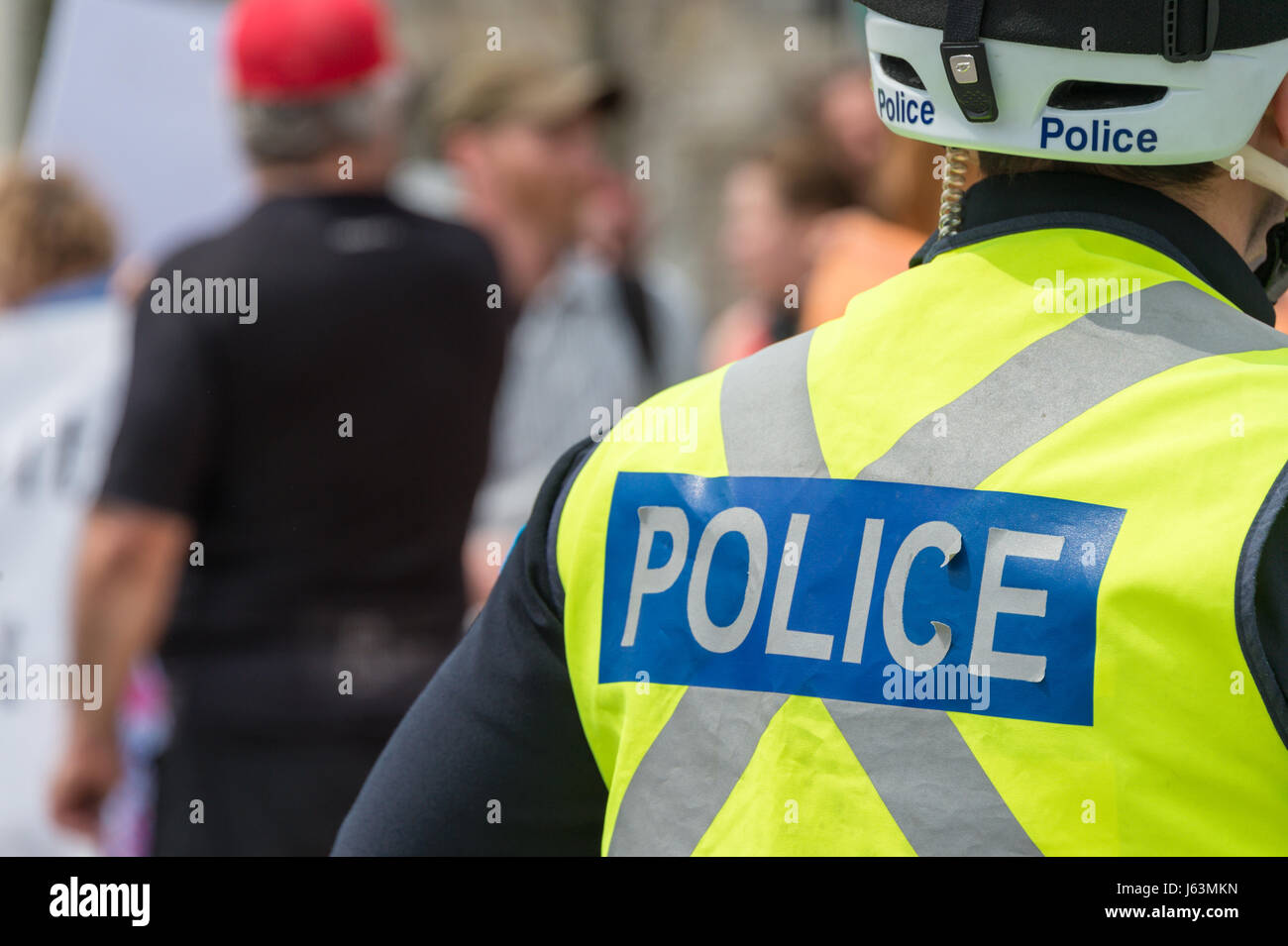 Policemen back hi-res stock photography and images - Alamy