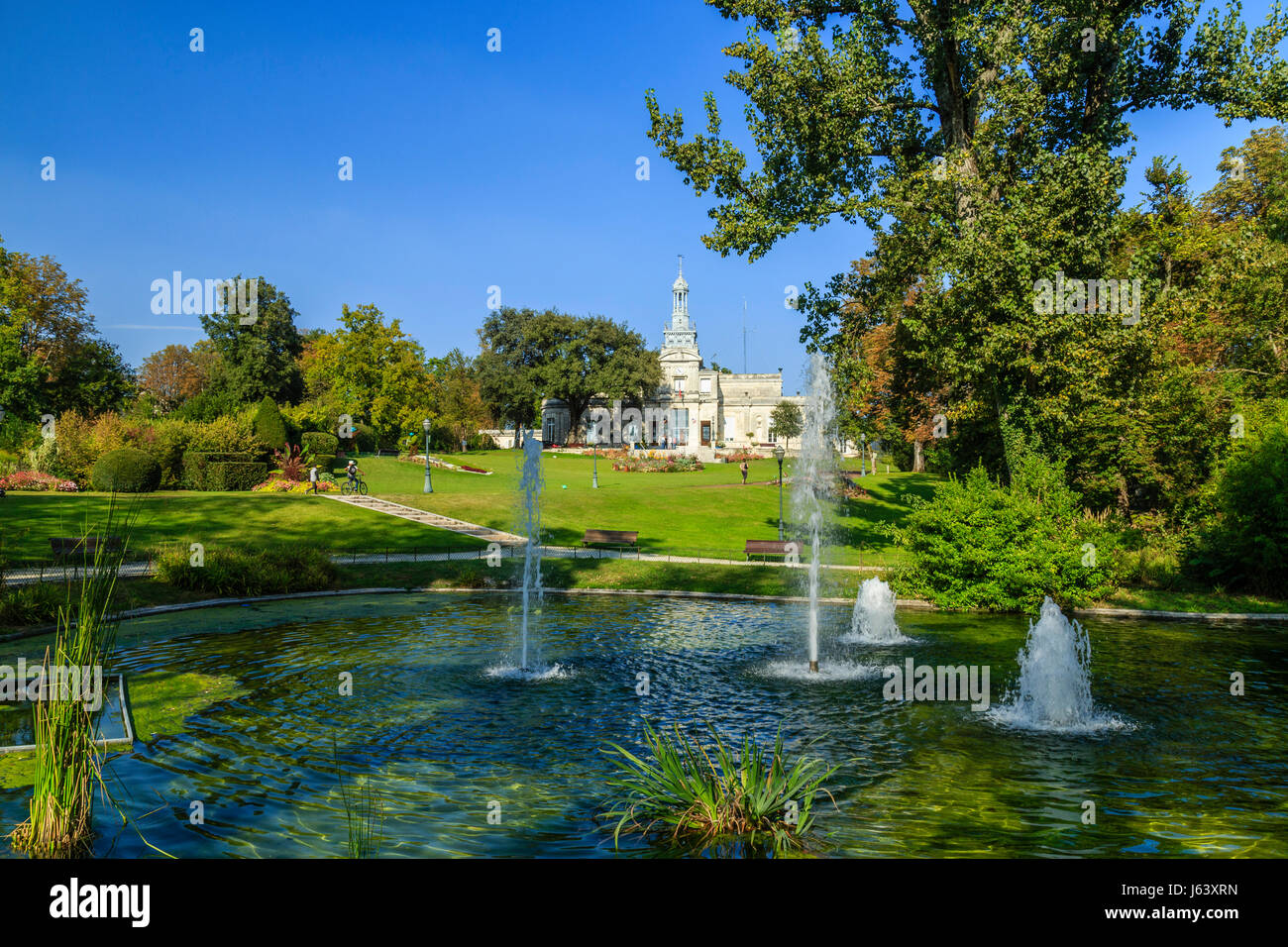 France, Charente (16), Cognac, l'Hôtel de Ville et le jardin de l'Hôtel ...