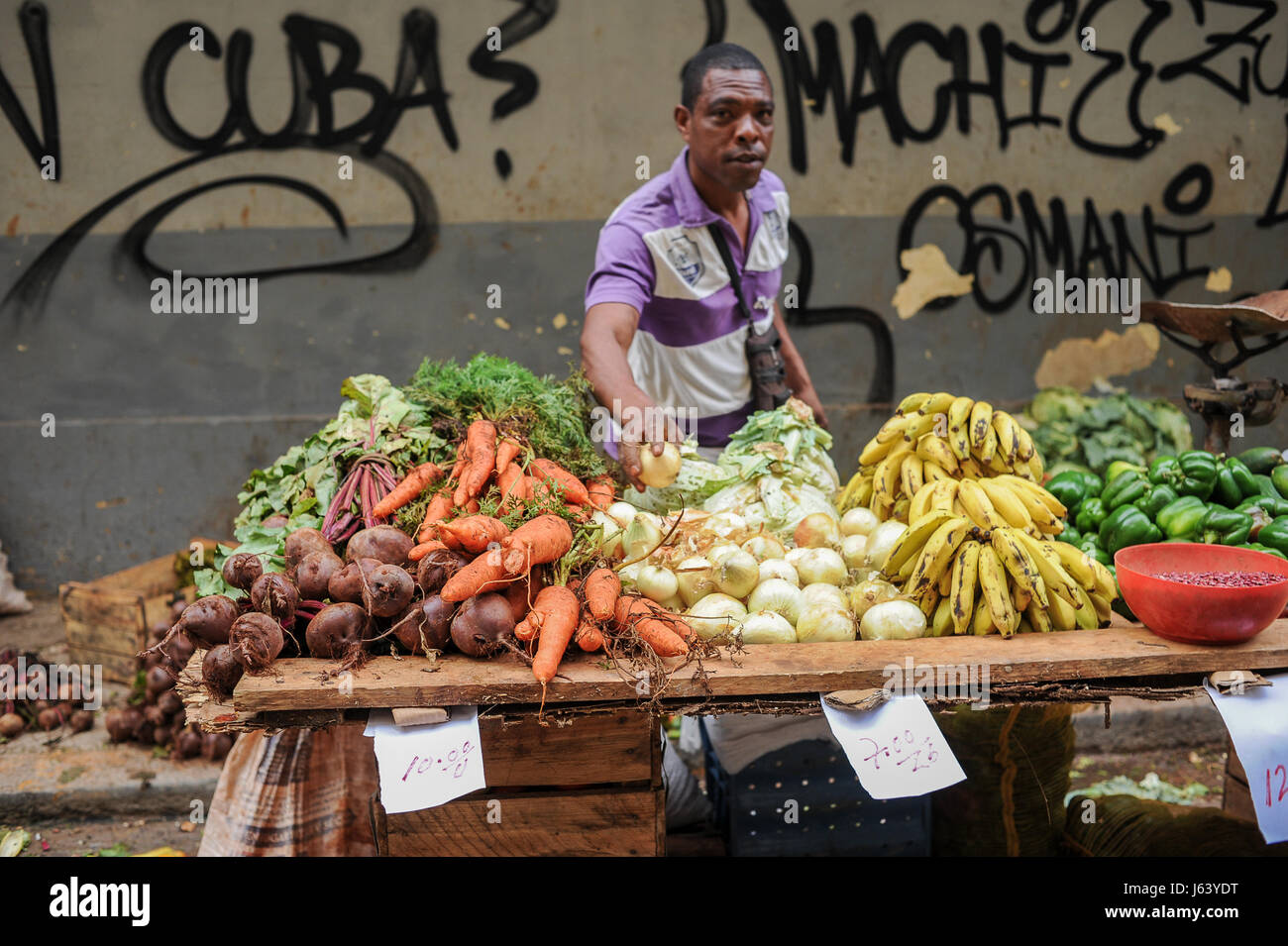 Cuban fruit stand hi-res stock photography and images - Alamy