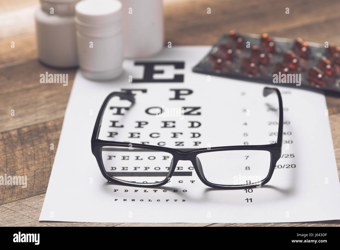 Healthy eyes. Eye chart and medicine Stock Photo - Alamy