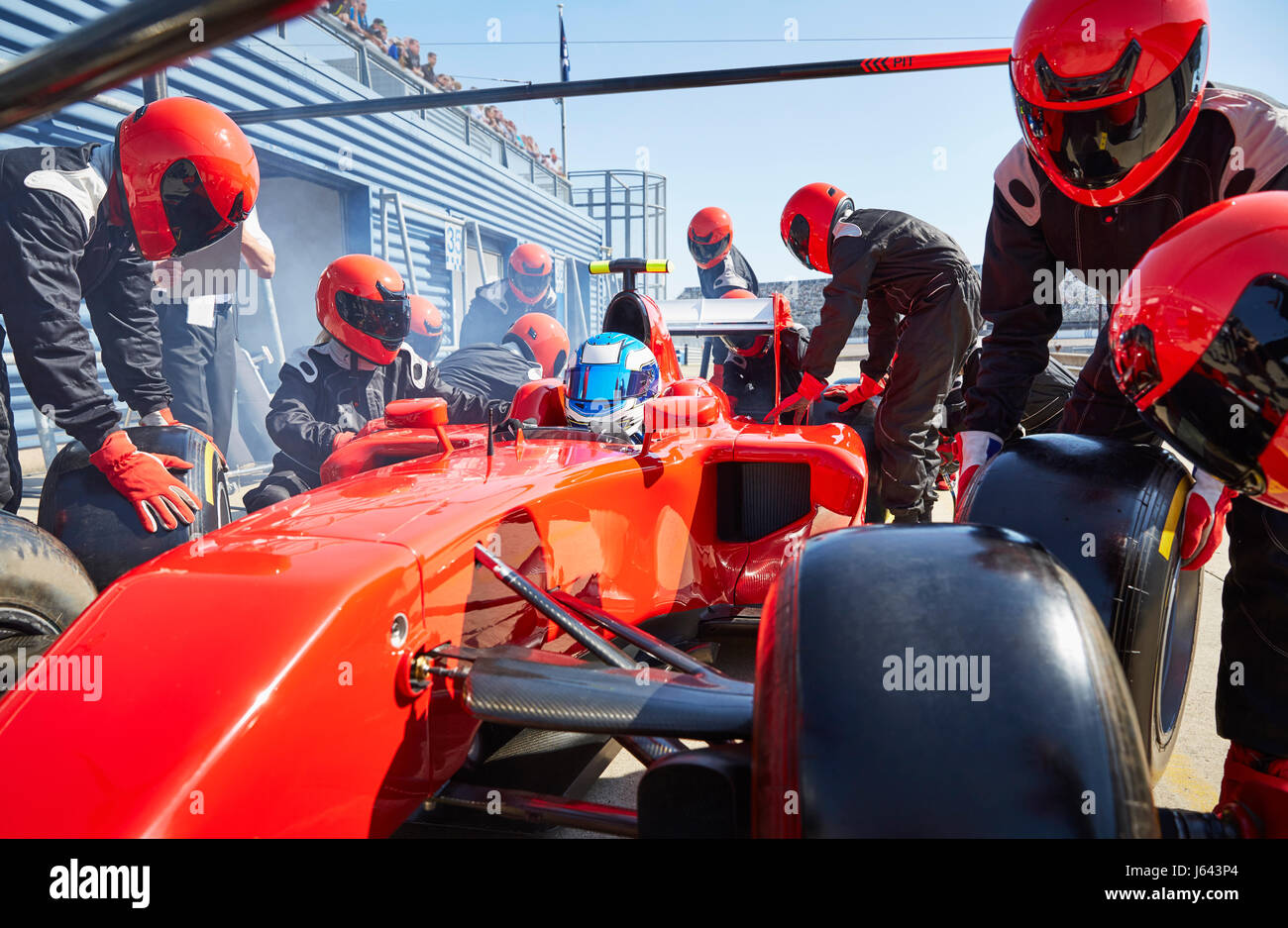 F1 pit crew hi-res stock photography and images - Alamy