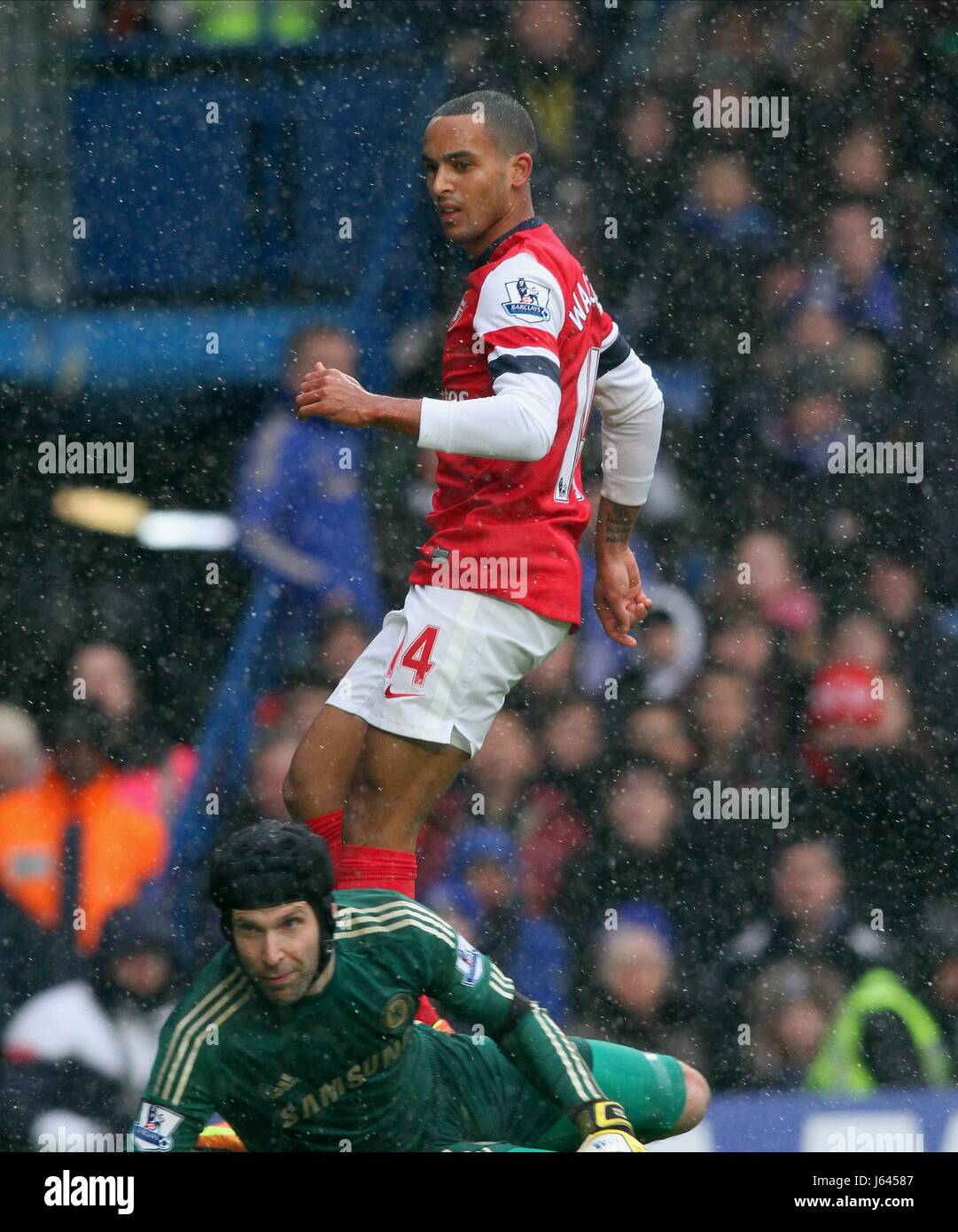 PETR CECH & THEO WALCOTT CHELSEA V ARSENAL LONDON ENGLAND UK 20 January ...