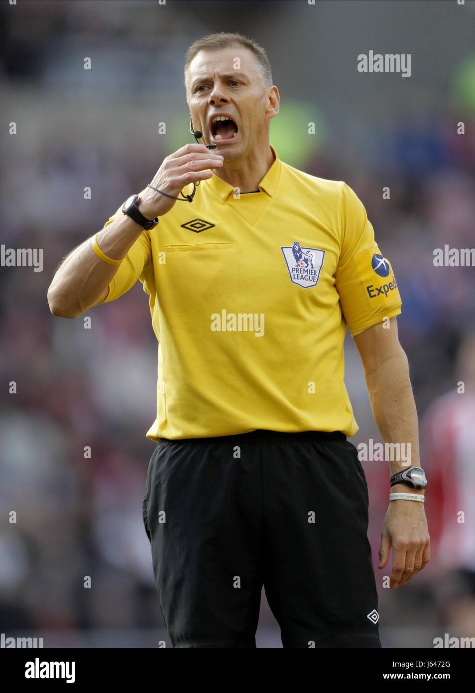 REFEREE MARK HALSEY SUNDERLAND V FULHAM STADIUM OF LIGHT SUNDERLAND ...