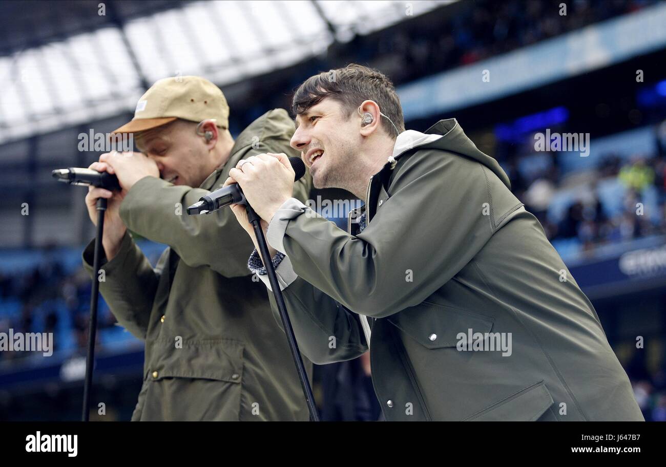PHIL ETHERIDGE & MARTIN SAUNDERS OF THE TWANG ETIHAD STADIUM MANCHESTER ...