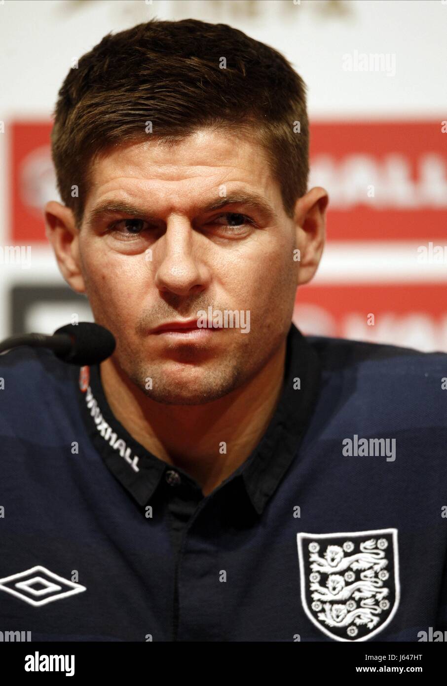Steven gerrard england captain hi-res stock photography and images - Alamy