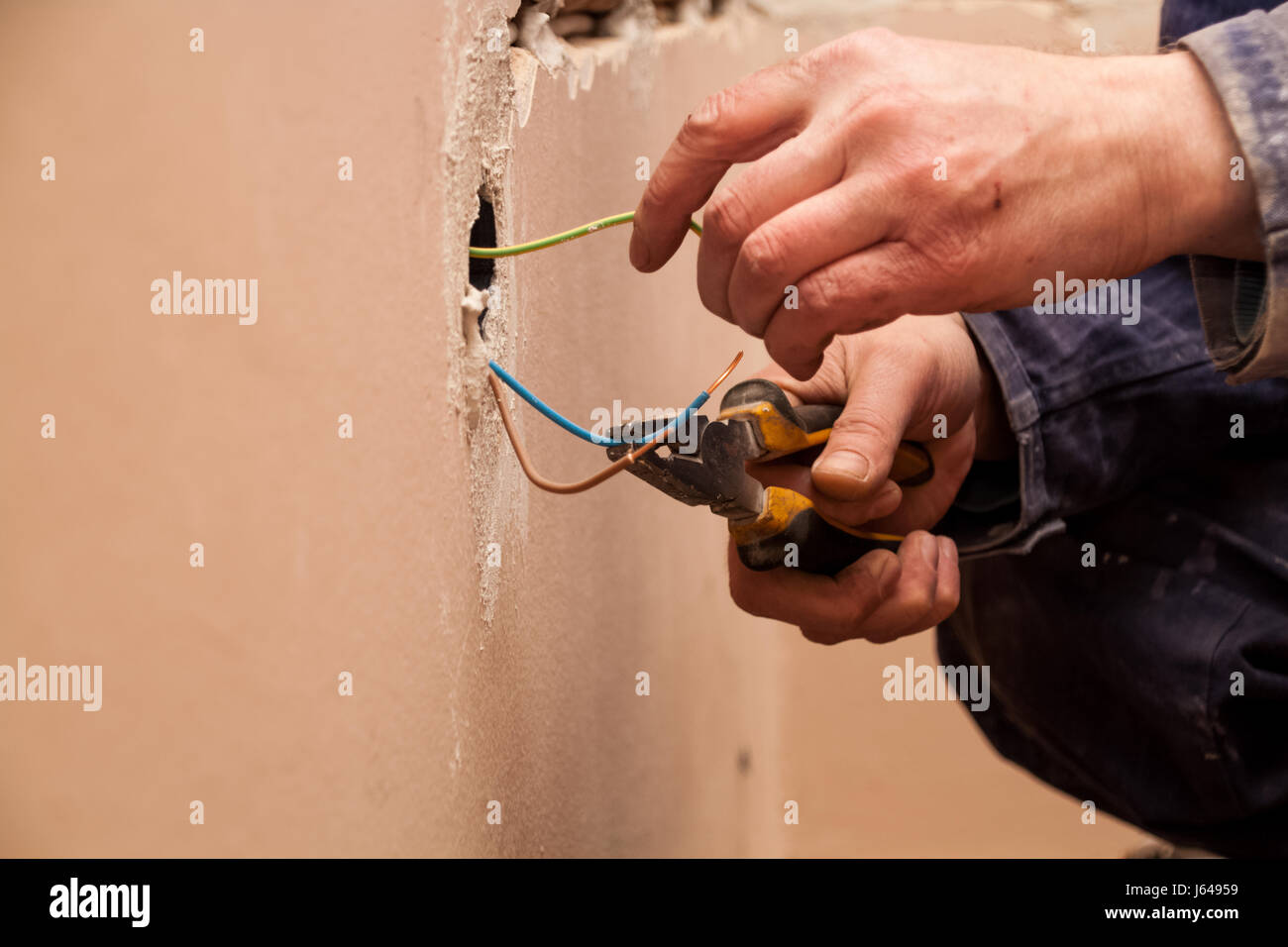 Flat renovation, changing the old electrical installation ...