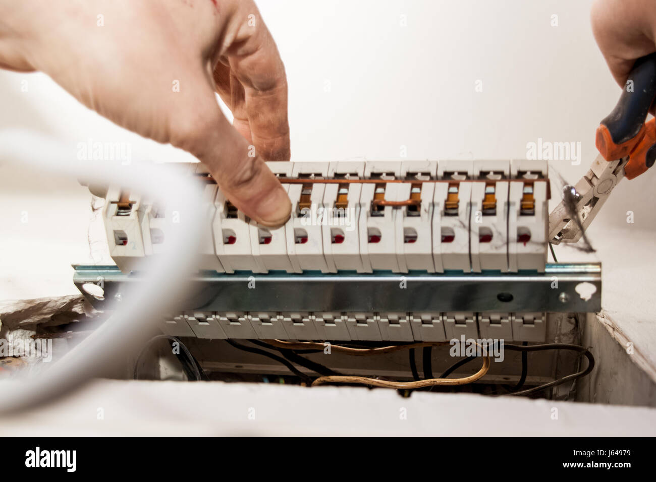 Flat renovation, changing the old electrical installation ...